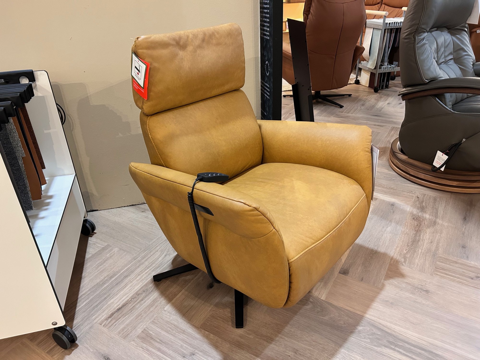 Cleo 2 Motor Electric Recliner Chair by Himolla (Showroom Clearance ...